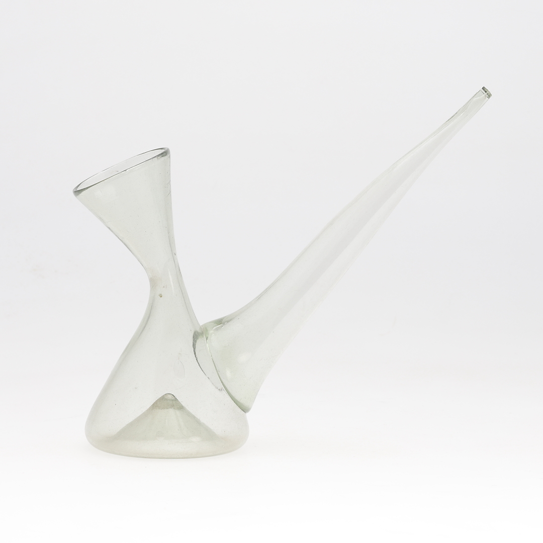 Bilder för 1172402. Katalansk skål, kopp, två ”figurhuvuden” flaskor ...