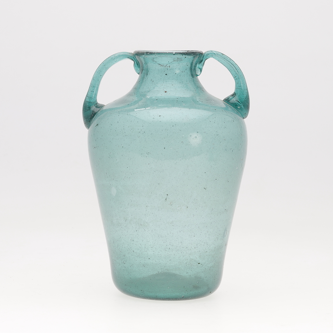 Bilder för 1172402. Katalansk skål, kopp, två ”figurhuvuden” flaskor ...