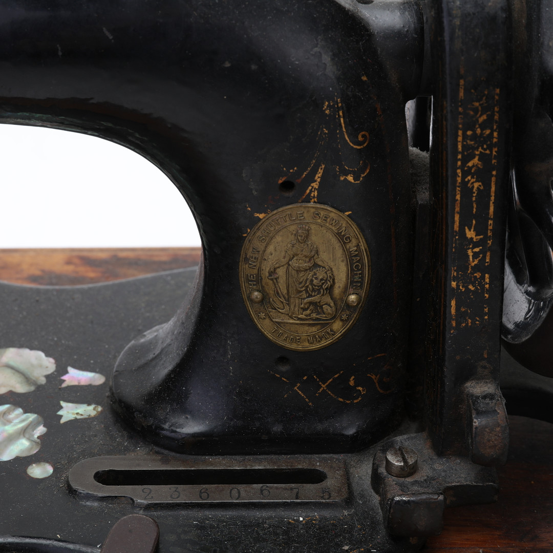 I'm totally new to antique sewing machines and can't find anything ...