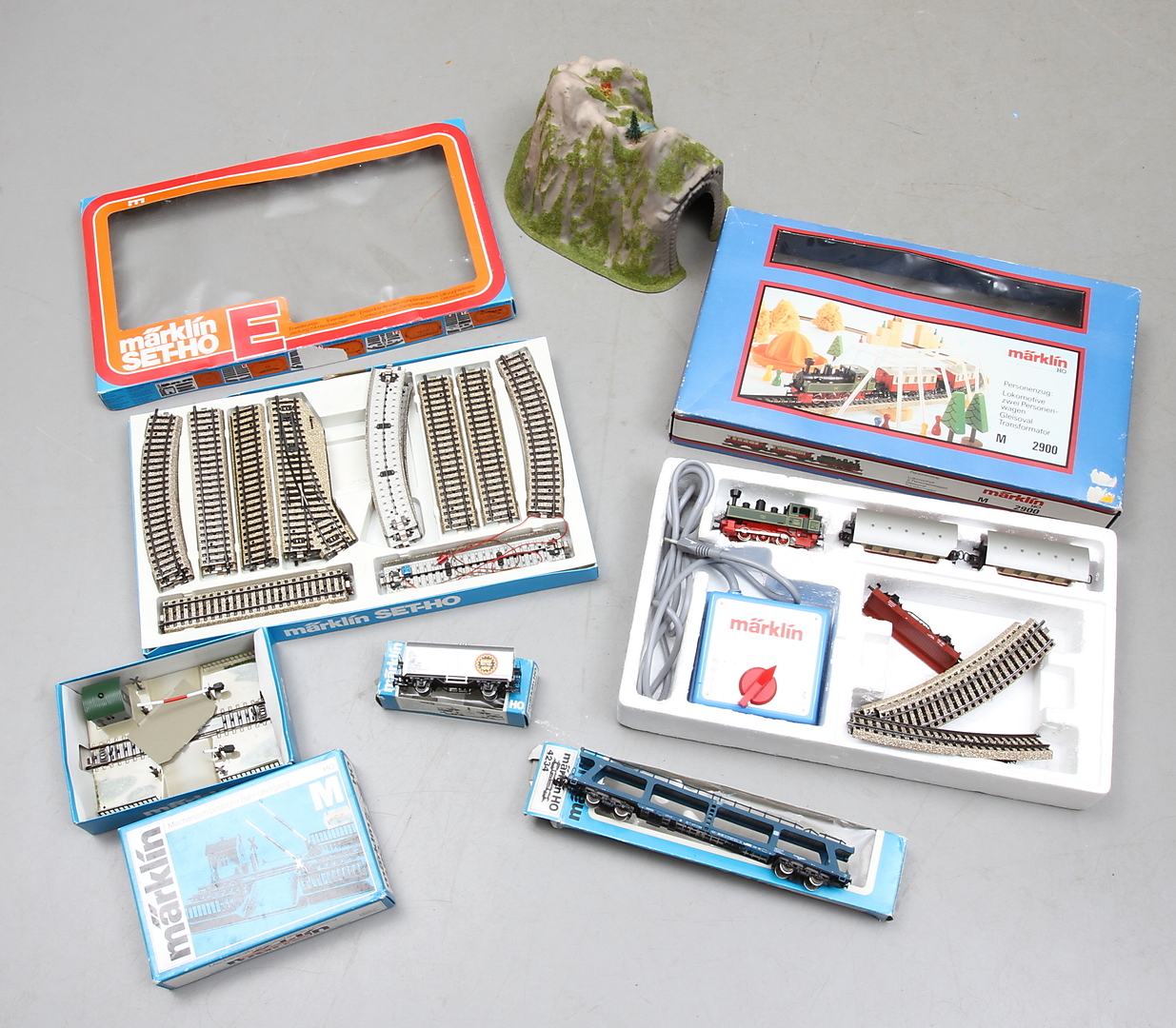 Images for 155574. MODEL TRAIN MÄRKLIN set 2900 and E 5109, 2 carriages ...