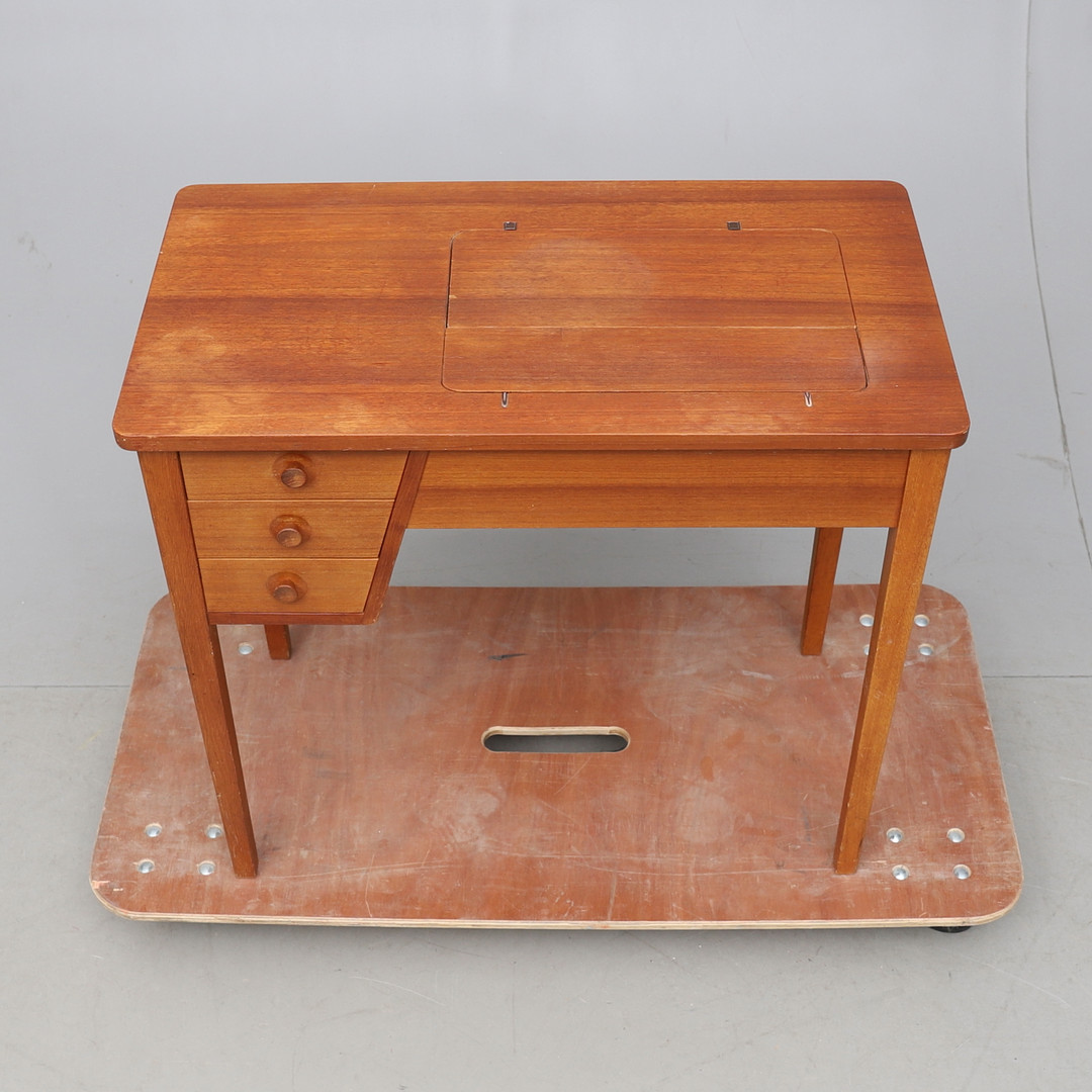 Images for 2210274. SEWING MACHINE, with table, Singer 401, mid 20th ...