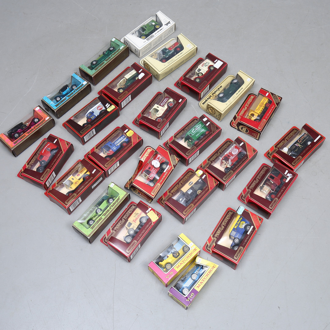 2224622. VUODEN MALLIT n. 25 autoa, alkuperäinen pakkaus. kuvat - Auctionet