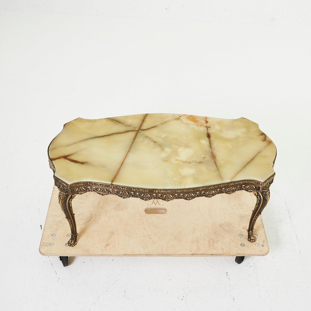 2350477. Pöytä, messinkiä, kivilevy komposiittia, 1900-luku. kuvat ...