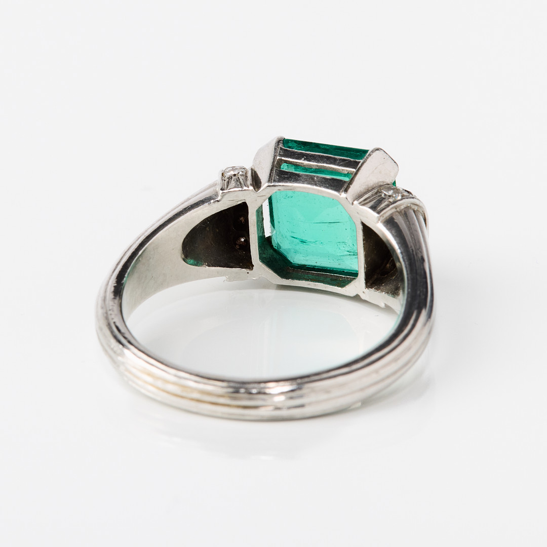 W.A. BOLIN. Ring, platinum with an emerald and diamonds, Art Déco ...