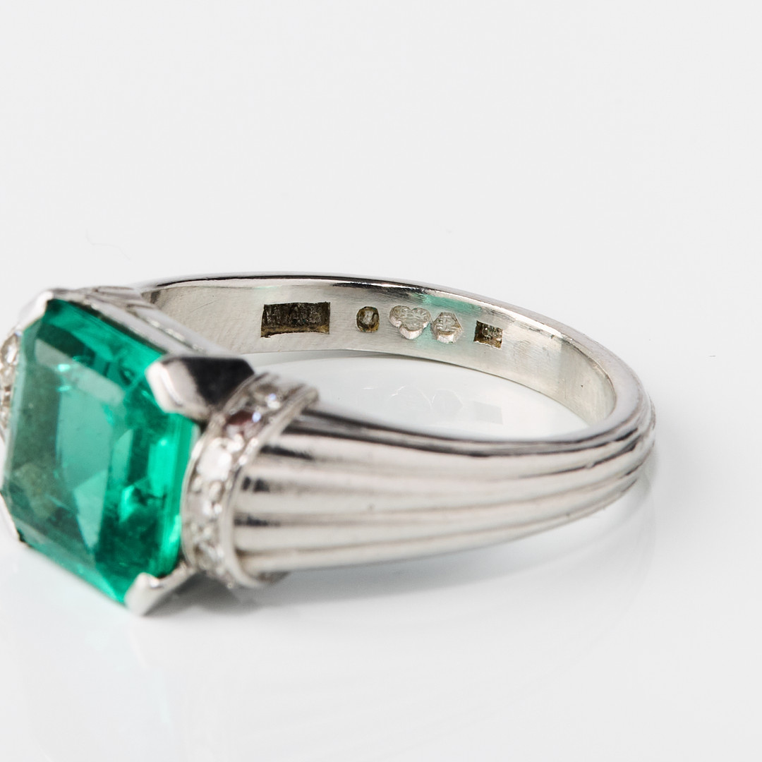 W.A. BOLIN. Ring, platinum with an emerald and diamonds, Art Déco ...