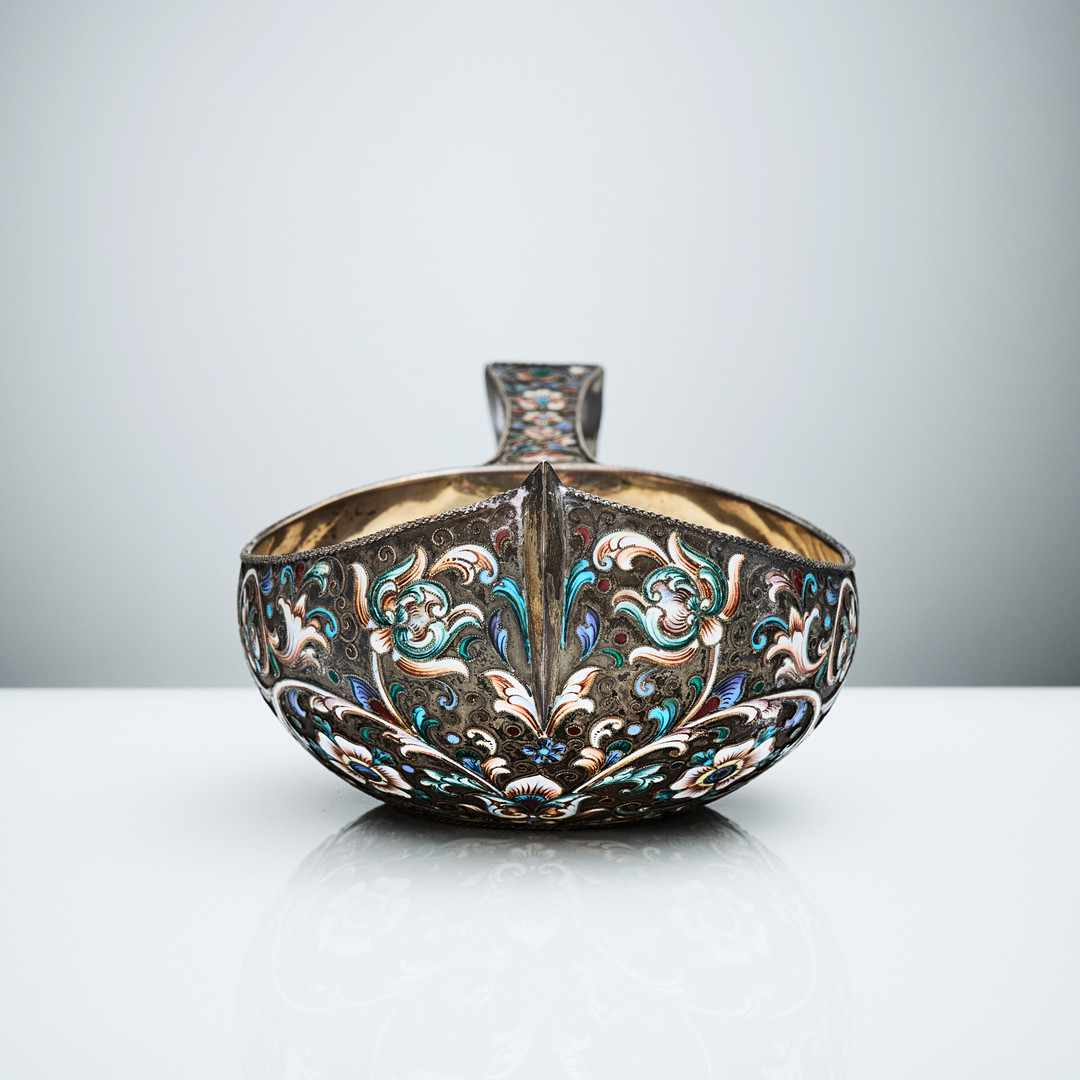 GUSTAV KLINGERT. Kåsa, silver med cloisonnéemalj, Moskva 1899-1908.