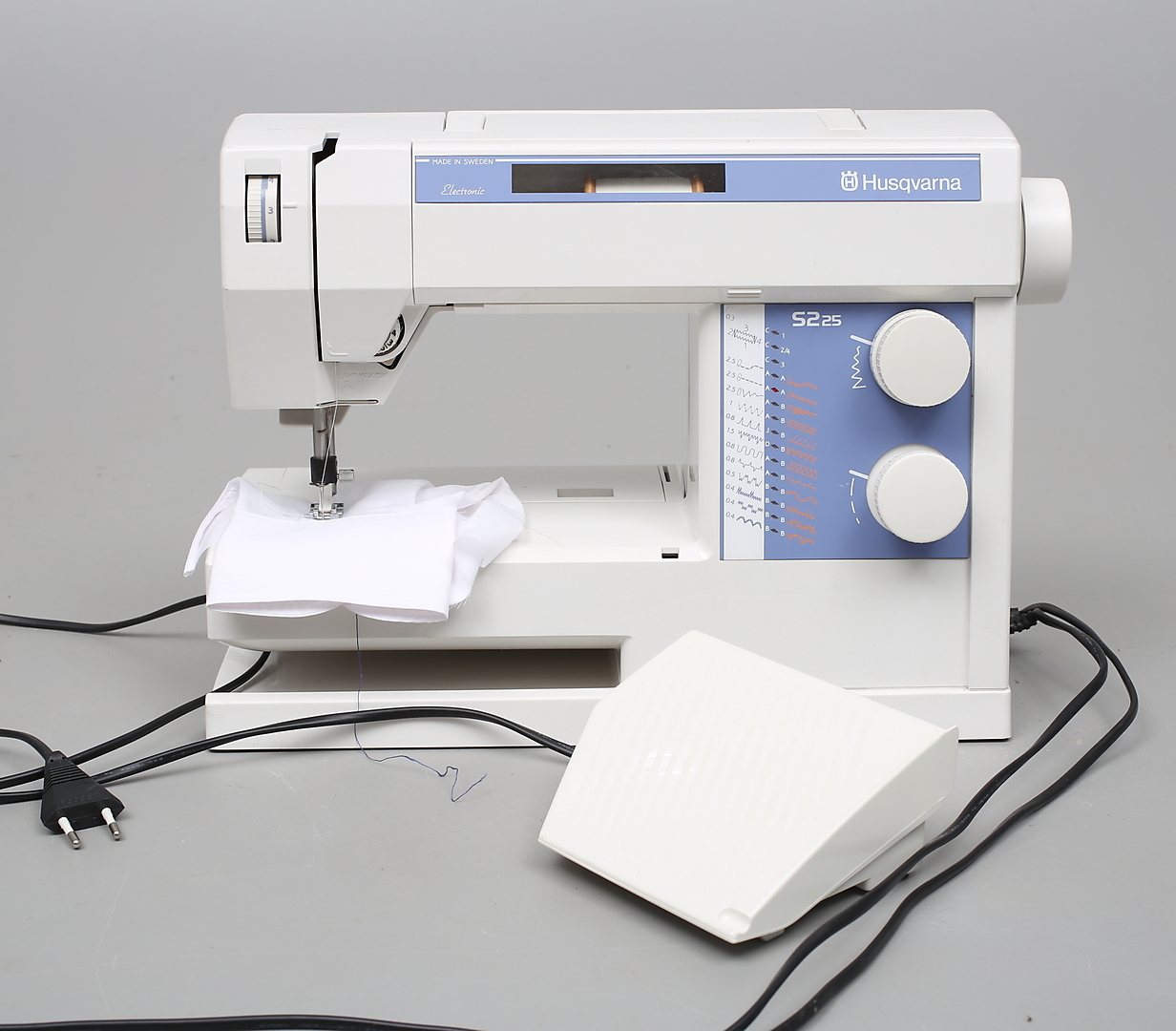 Images for 719359. SEWING MACHINE, Husqvarna Electronic S225. - Auctionet