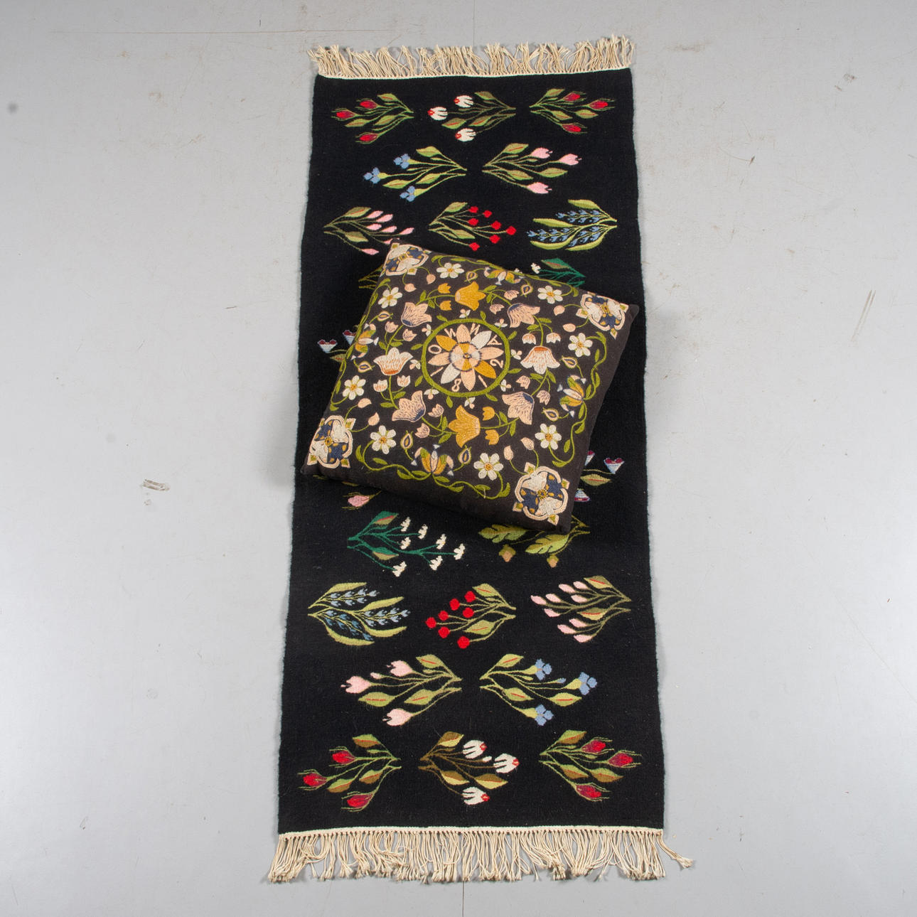 DUK SAMT KUDDE, blomstermönstrade. Mattor & Textil - Textil - Auctionet