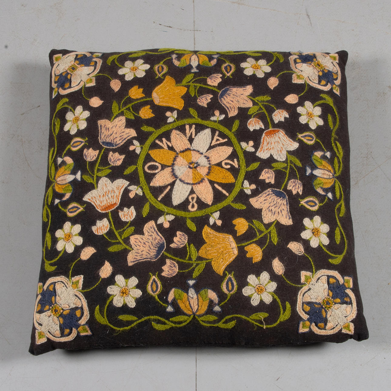 DUK SAMT KUDDE, blomstermönstrade. Mattor & Textil - Textil - Auctionet