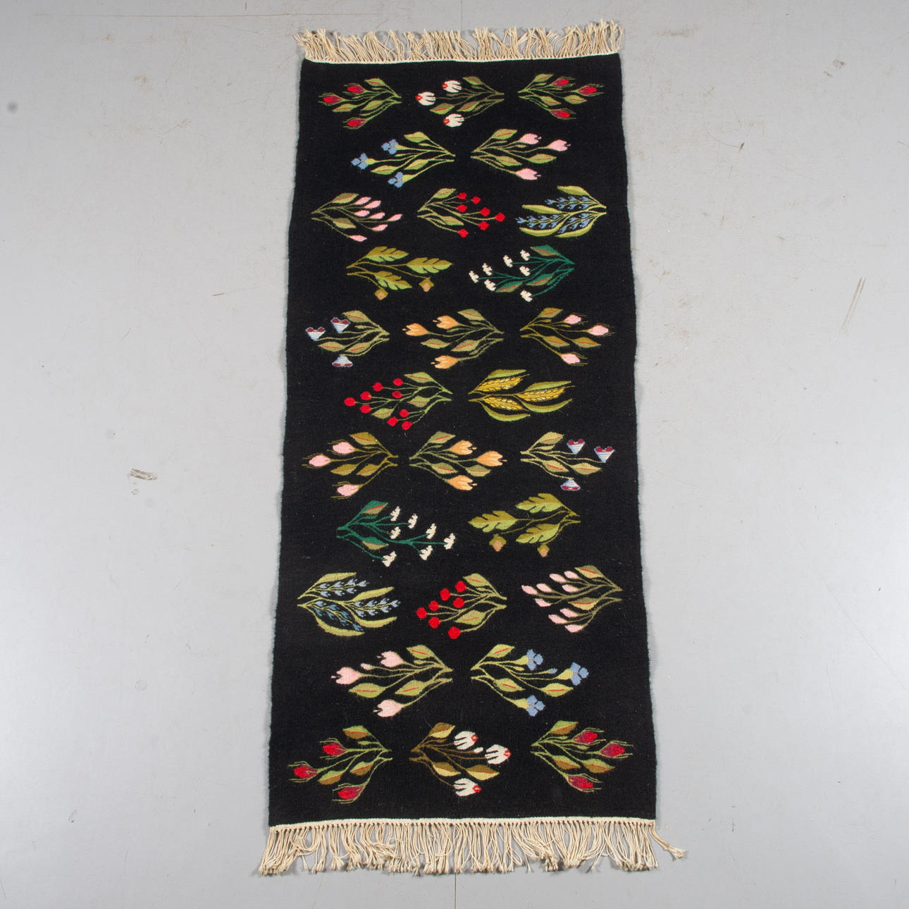 DUK SAMT KUDDE, blomstermönstrade. Mattor & Textil - Textil - Auctionet