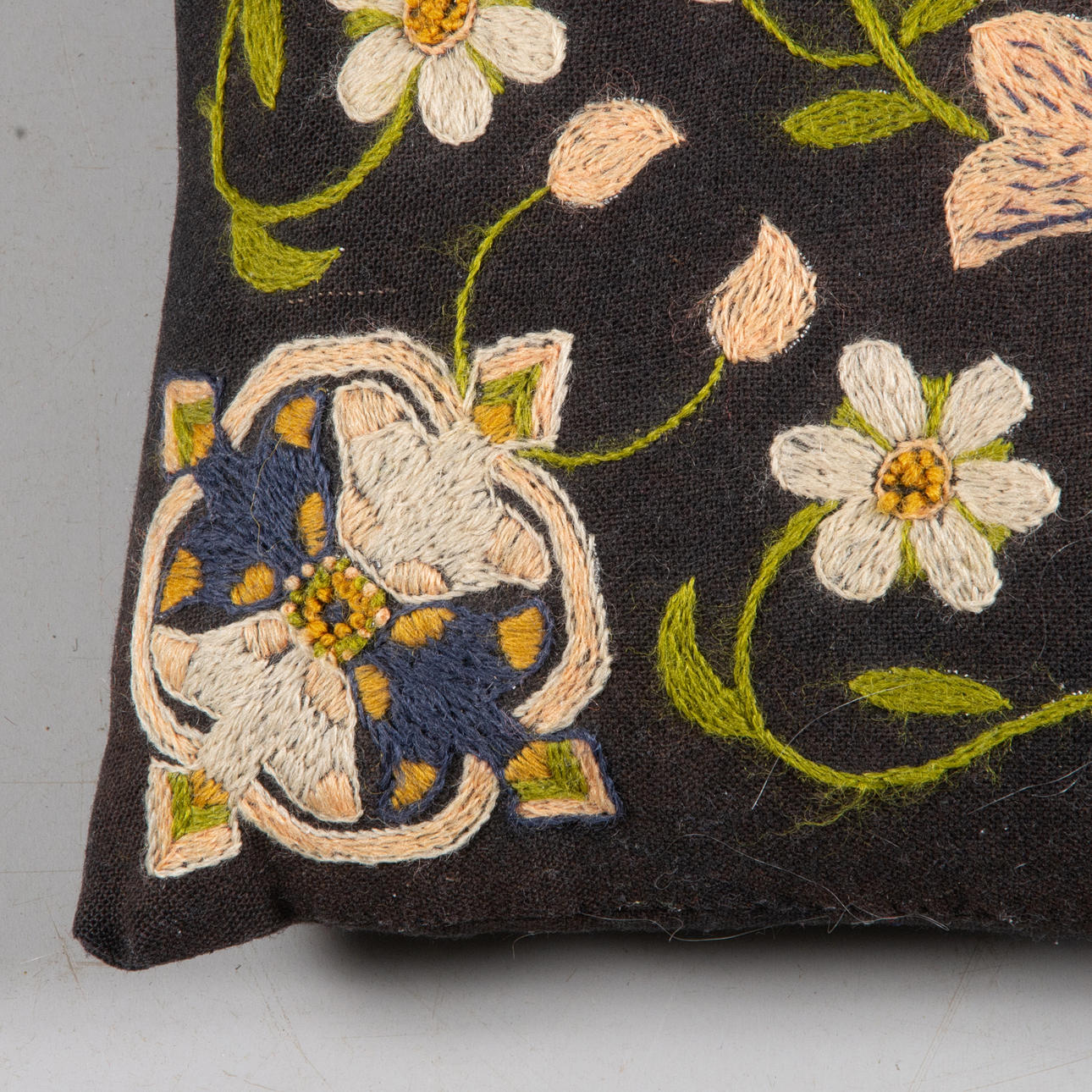 DUK SAMT KUDDE, blomstermönstrade. Mattor & Textil - Textil - Auctionet