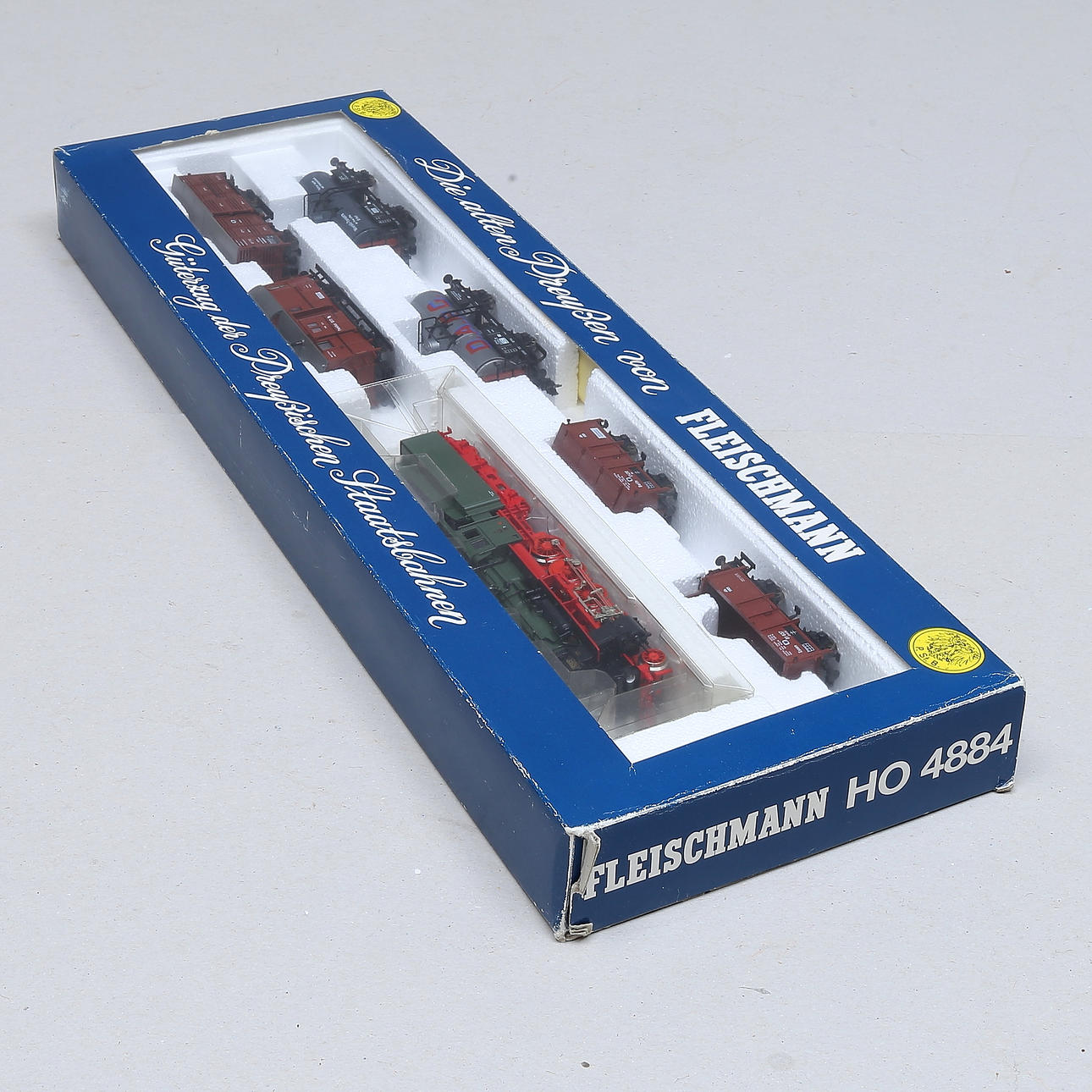 FLEISCHMANN 4884 tyskt ånglok med 6 vagnar samt 4 personvagnar alla i ...