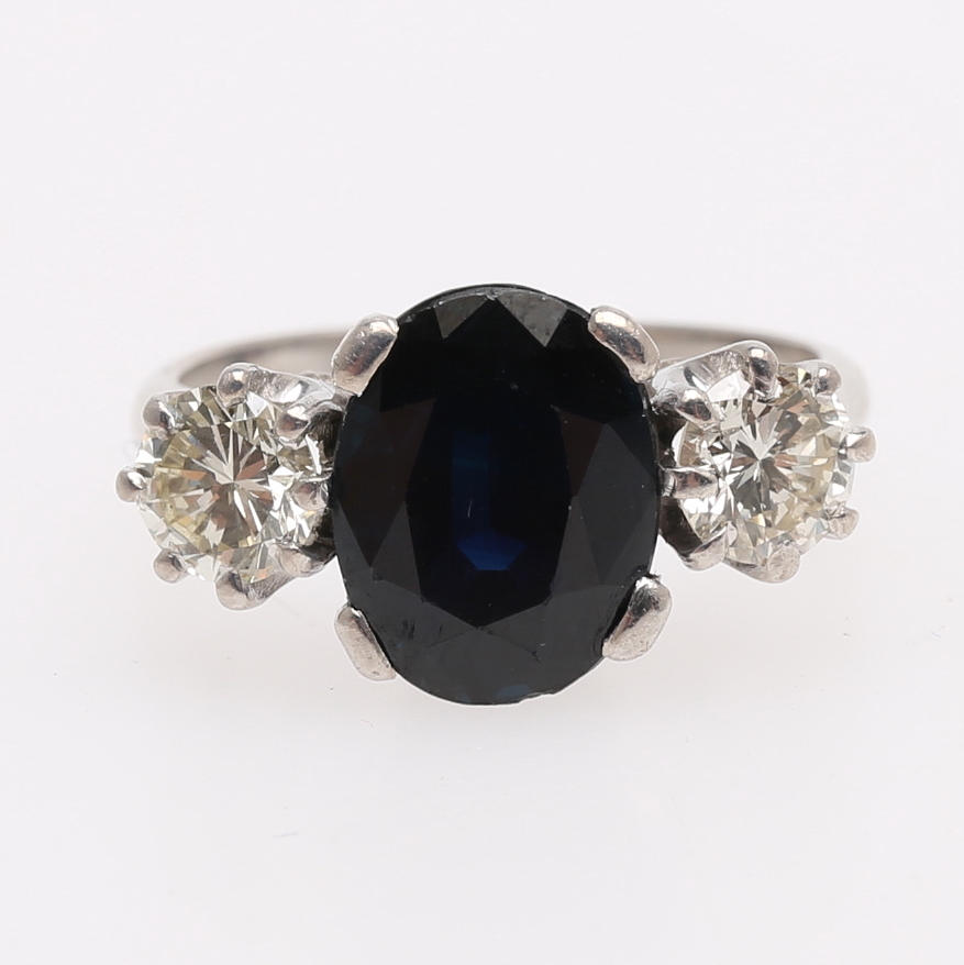 RING MED BLÅ STEN OCH DIAMANTER. Smycken & Ädelstenar - Ringar - Auctionet