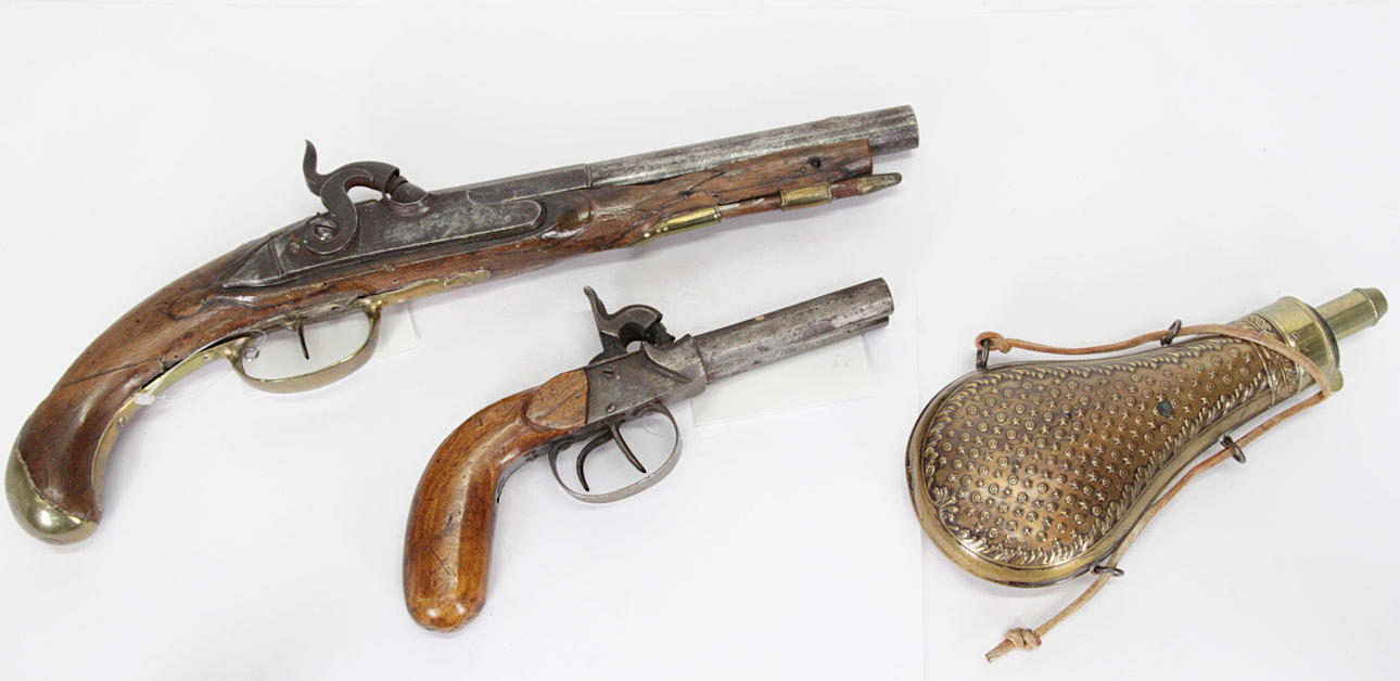 711. FUCKING LOCK PISTOLS AND POWDER HORN. Weapons & Militaria - Guns ...