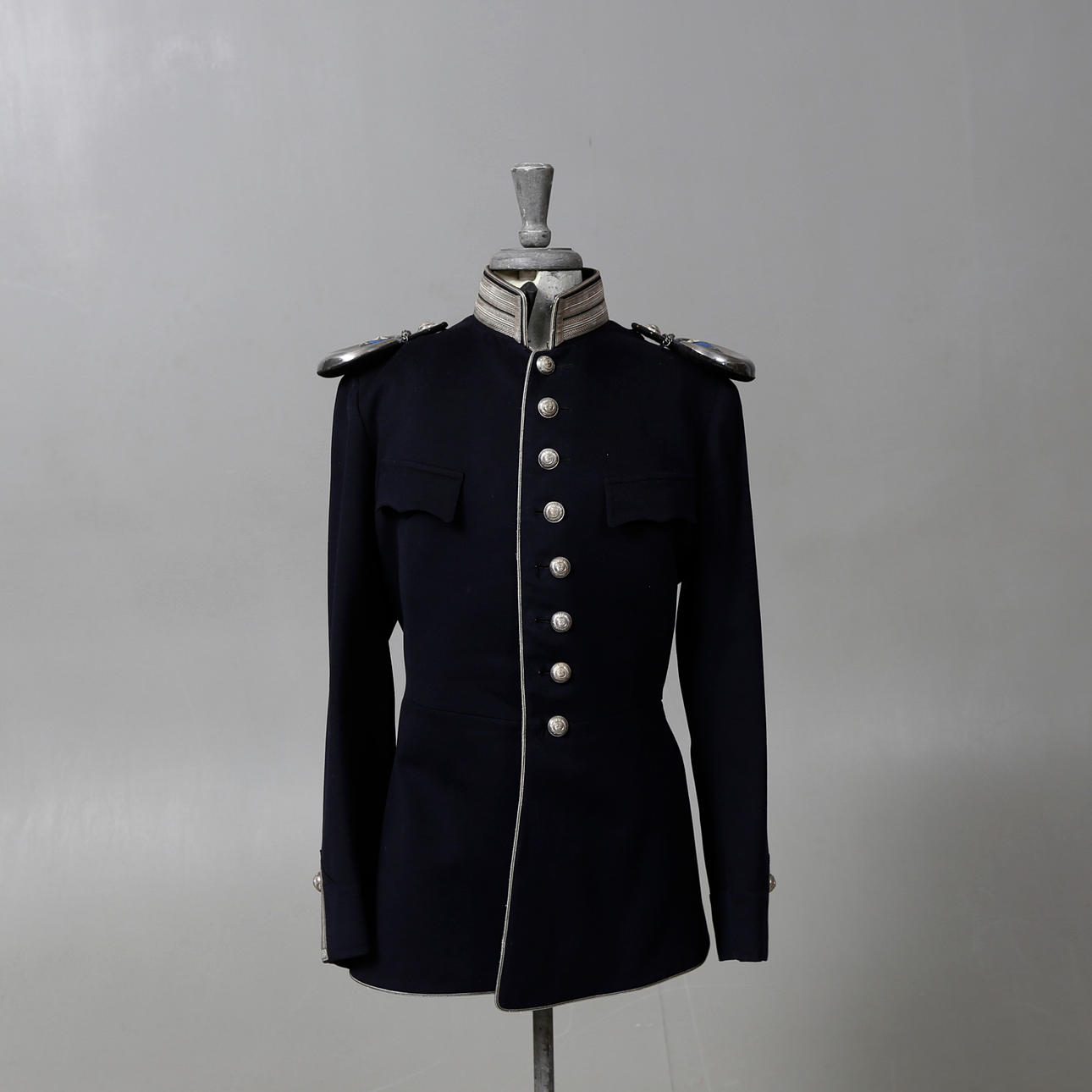 UNIFORM, Modell Ä, Svea Trängregemente med EPÅLETTER, kapten. Vapen ...