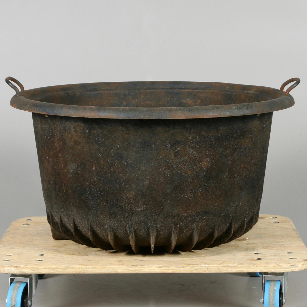 BALJA, med avtappning, gjutjärn. Silver & Metall - Övriga metallföremål ...