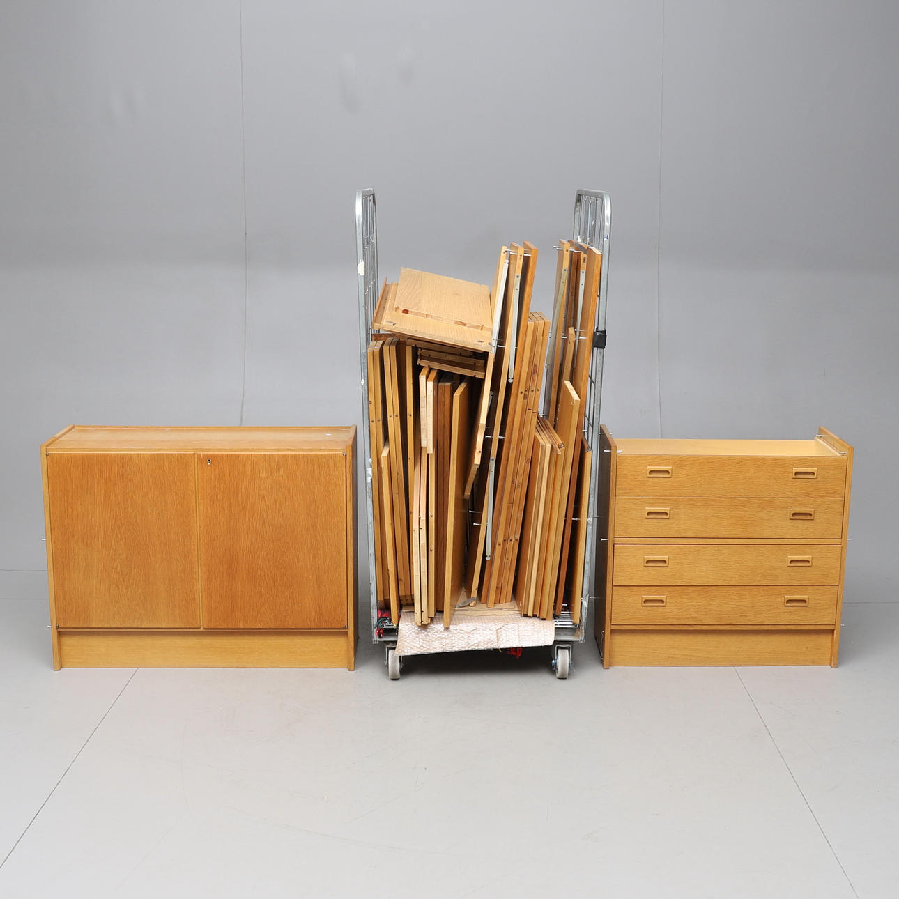 HYLLSYSTEM, ljus ek, 1960-tal. Möbler - Skåp & Hyllor - Auctionet