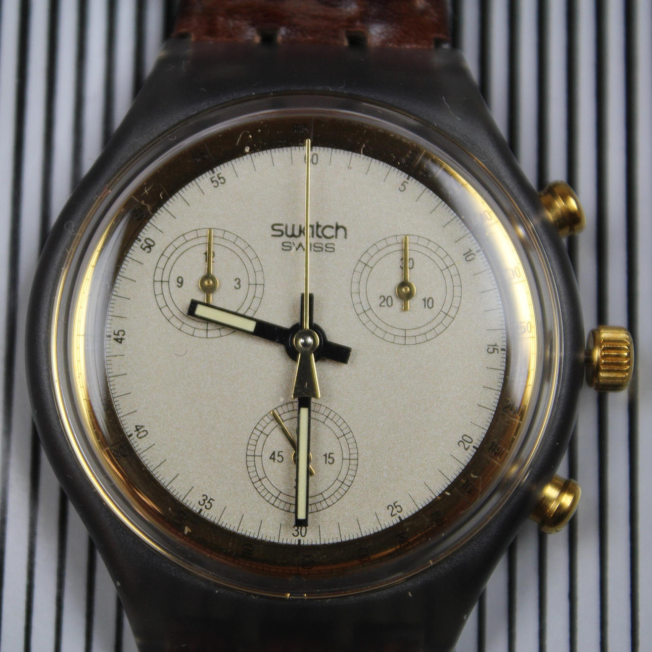 HERRUR Swatch chronograph Goldfinger 1991 quartz. Klockor & Ur ...