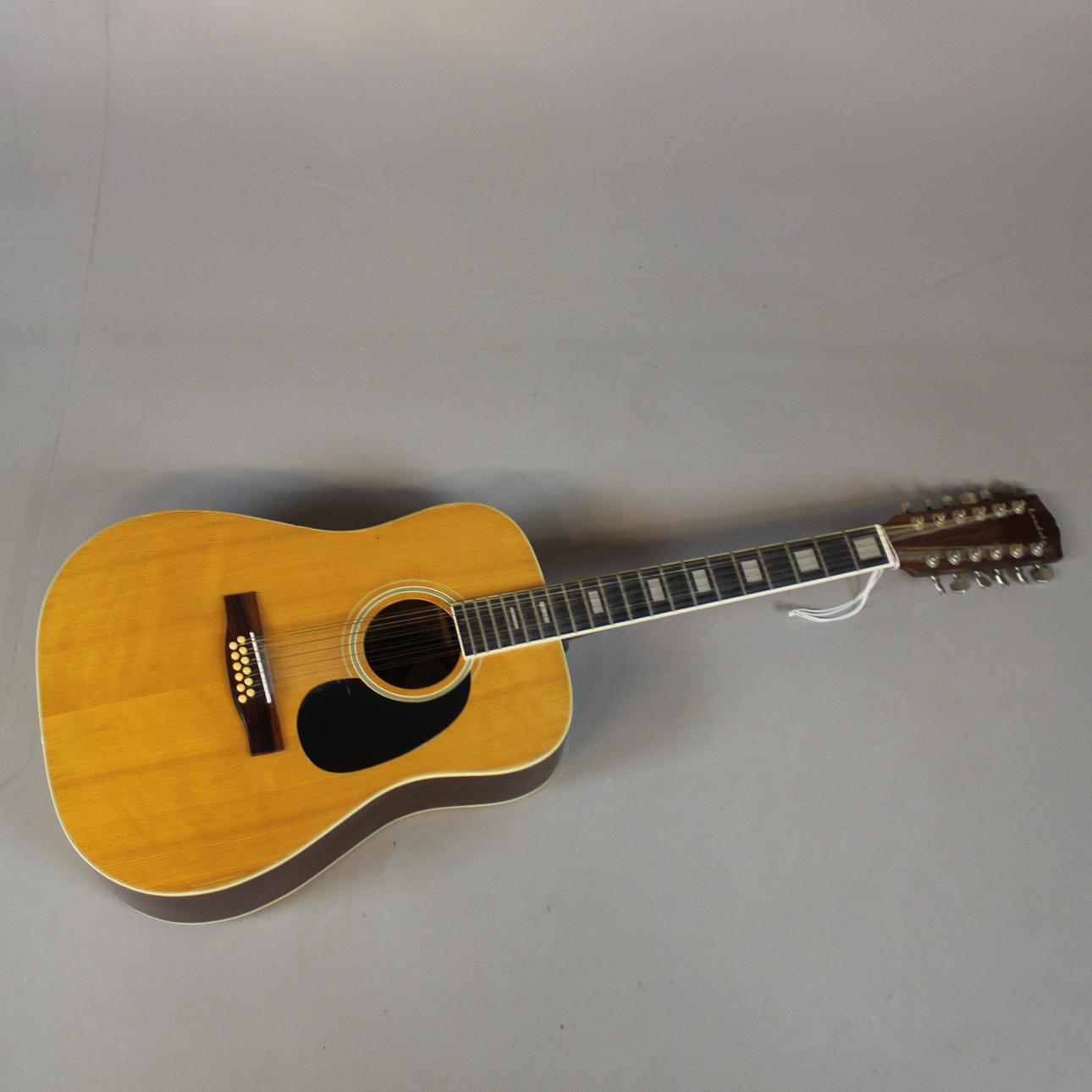 AKUSTINEN KITARA Landola 12-kielinen. Keräilyesineet - Soittimet - Auctionet