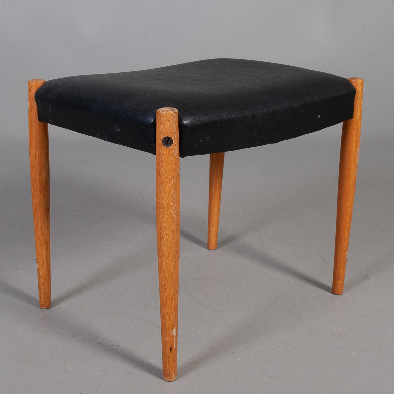 PALL. Ek och galon, 60-tal. Möbler - Fåtöljer & Stolar - Auctionet