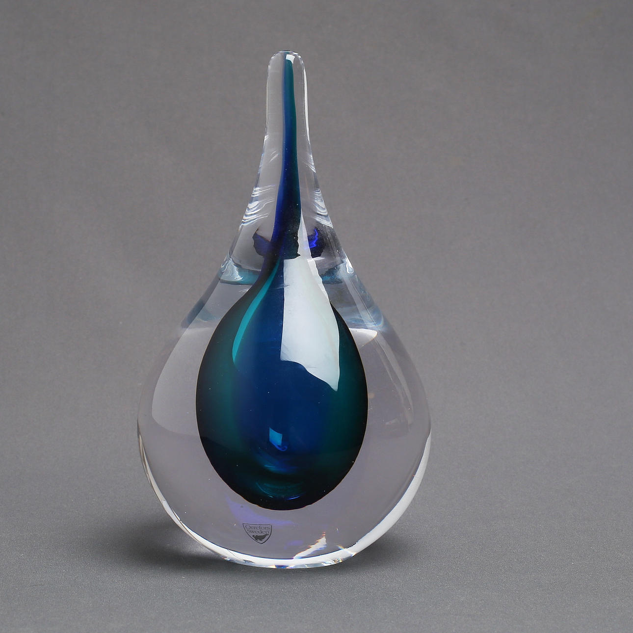 ERIKA LAGERBIELKE. Veistos, lasi, "Absolut Vodka", signeerattu Orrefors ...