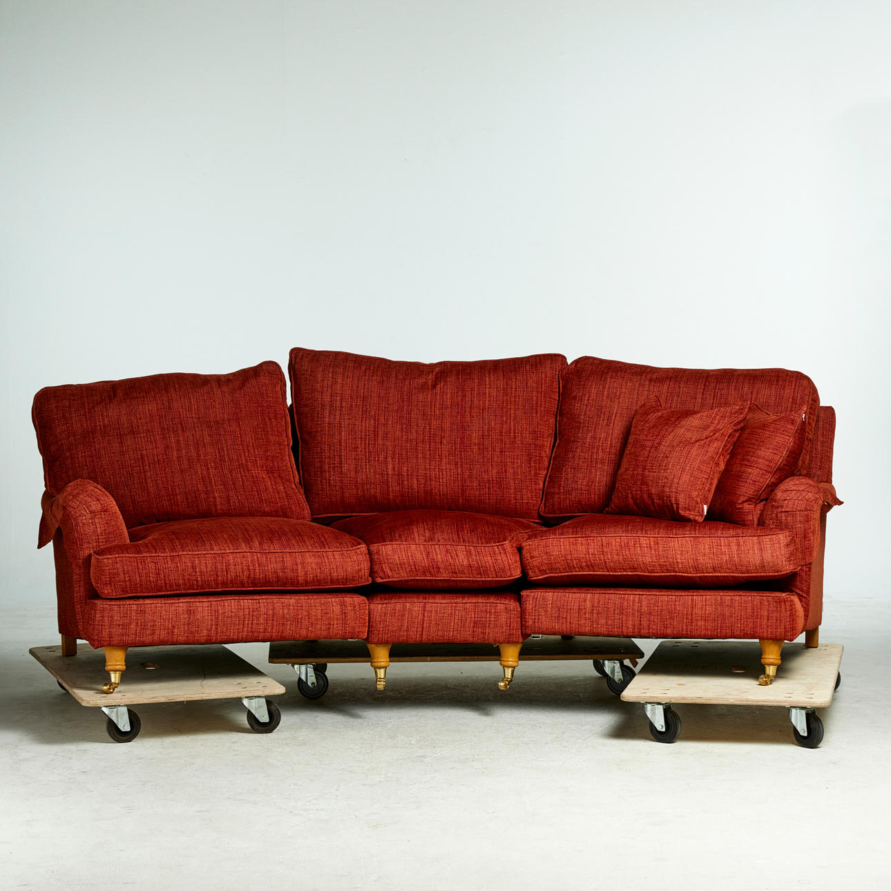 ENGLESSON. SOFFA, 3-sits, Howard modell, , lösa plymåer, klädsel i ...