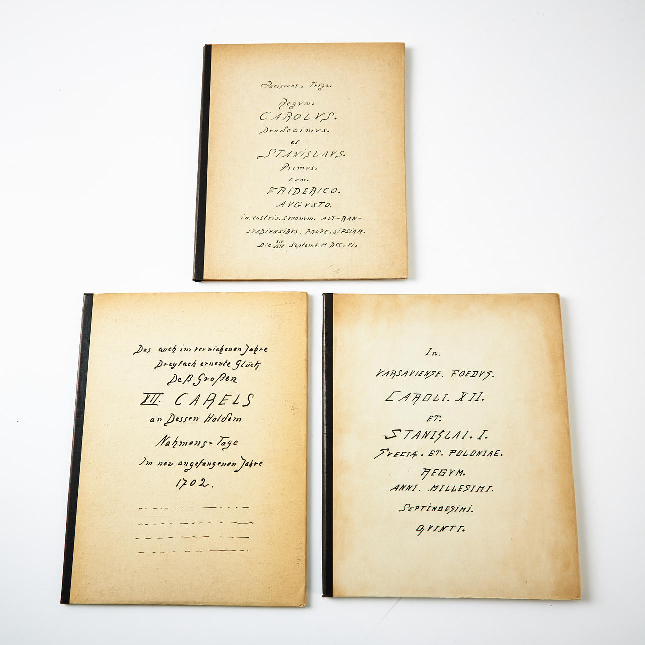 HYLLNINGAR TILL KARL XII (3). Böcker, Kartor & Handskrifter - Auctionet