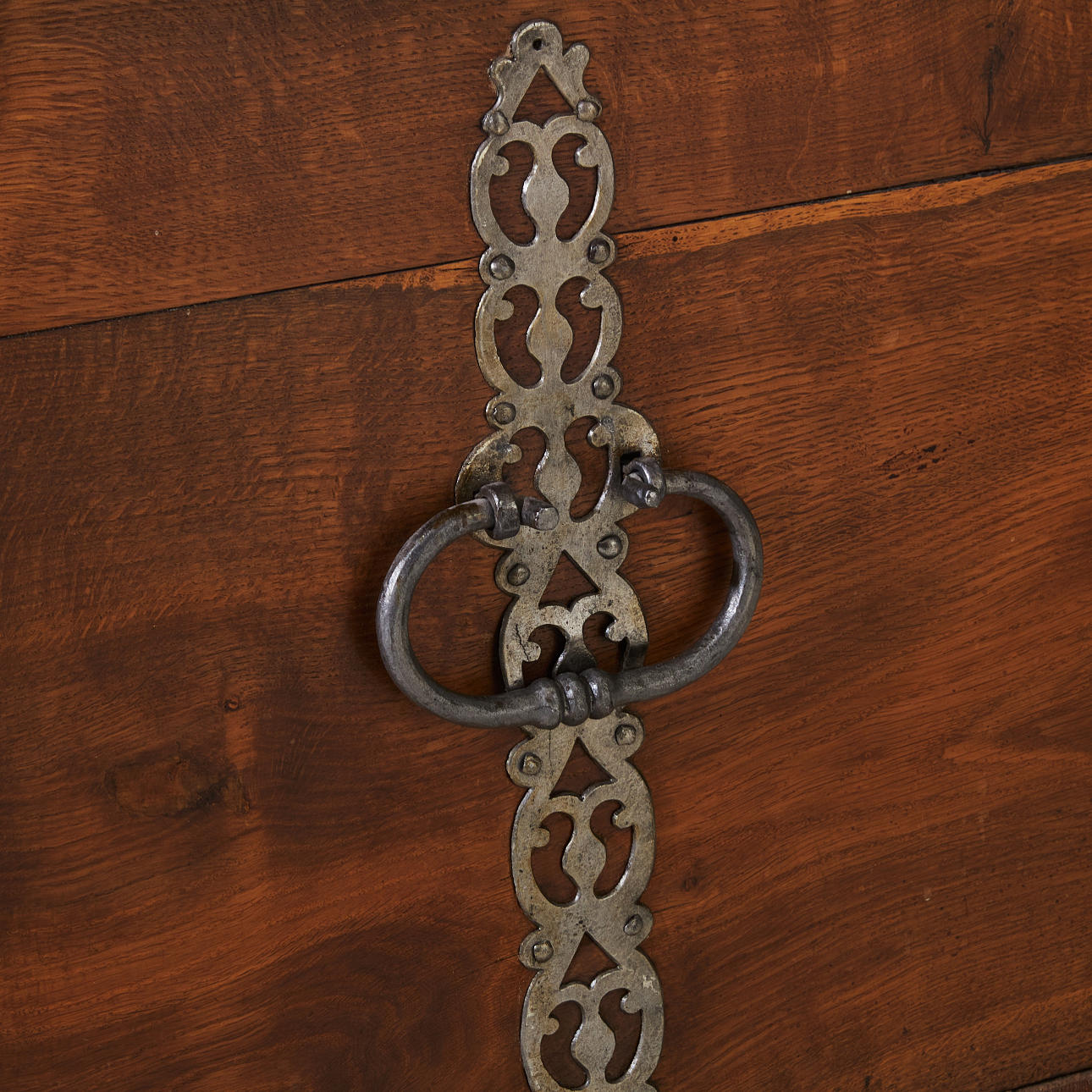 KISTA, uppfällbart lock med bakomliggande förvaring, beslag av järn ...