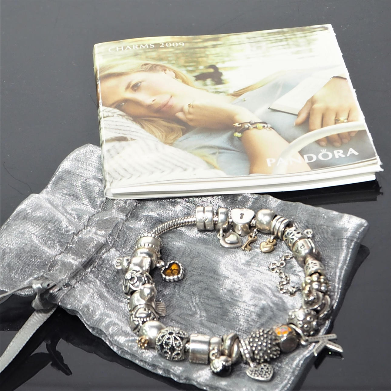 ARMBAND, "Pandora", med 23 berlocker, silver, vissa berlocker med 14K ...