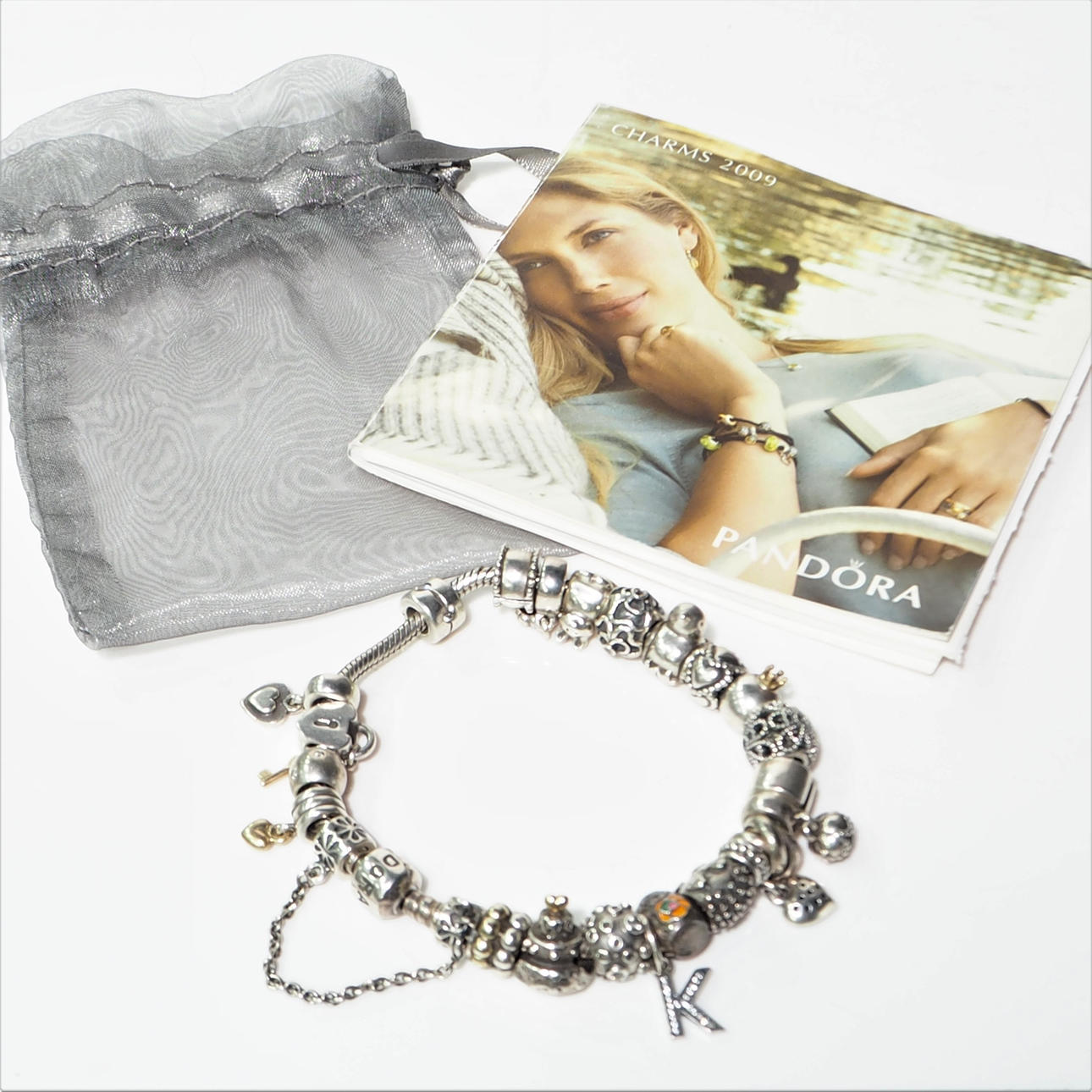 ARMBAND, "Pandora", med 23 berlocker, silver, vissa berlocker med 14K ...