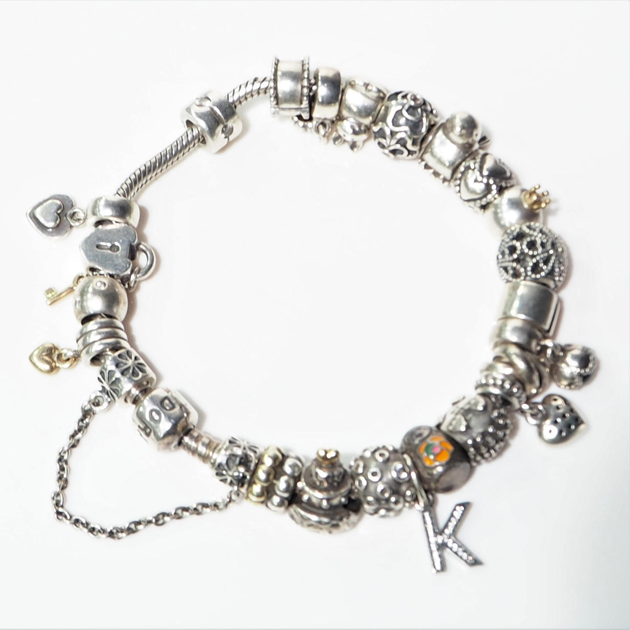 ARMBAND, "Pandora", med 23 berlocker, silver, vissa berlocker med 14K ...