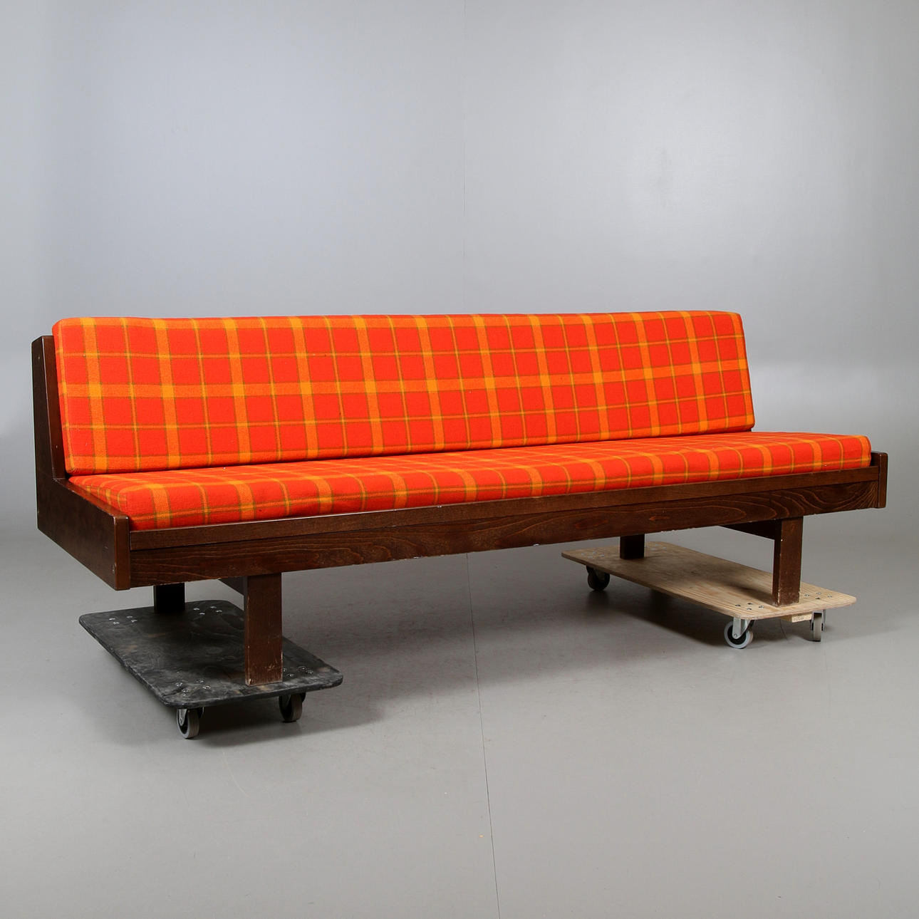DAGGBÄDD, betsad trä, 1960/70-tal. Möbler - Övrigt - Auctionet