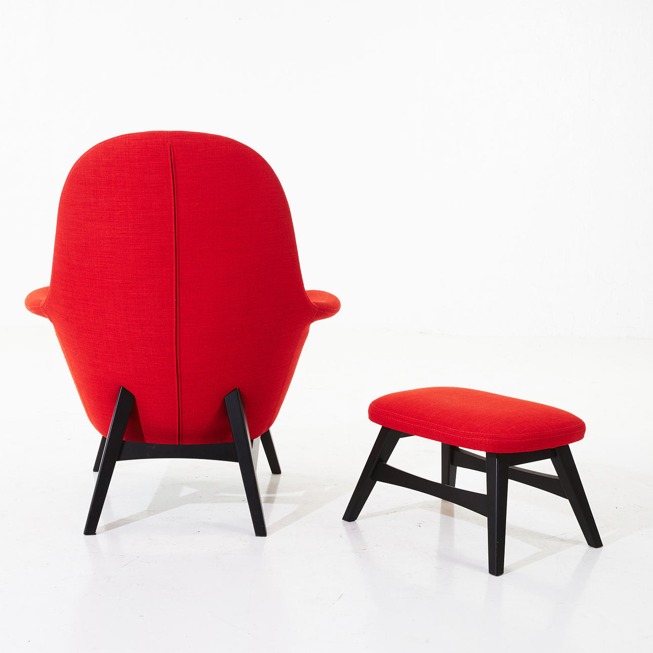 IKEA. fåtölj med fotpall, modell 'Benarp', stomme av svartlackerat trä ...