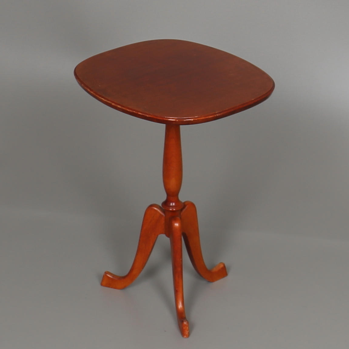 PELARBORD på trefot. Rokokostil. 1900-talet. Möbler - Bord - Auctionet