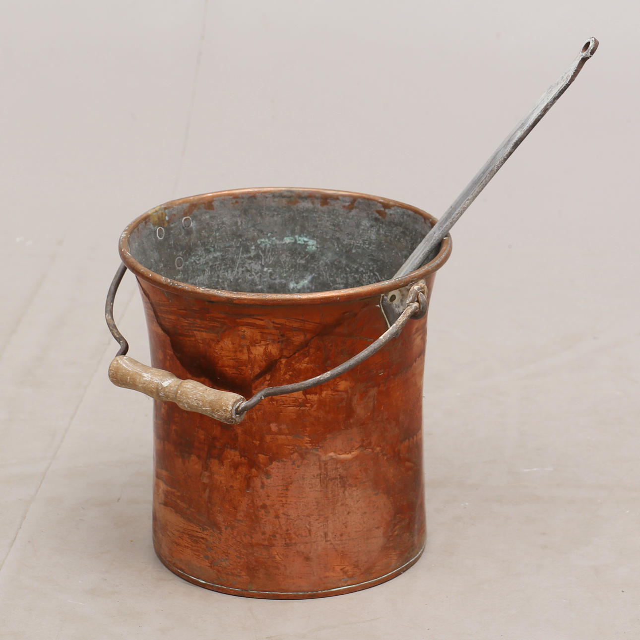 KOPPARHINK MED SKOPA, 1900-tal. Silver & Metall - Tenn, Mässing ...