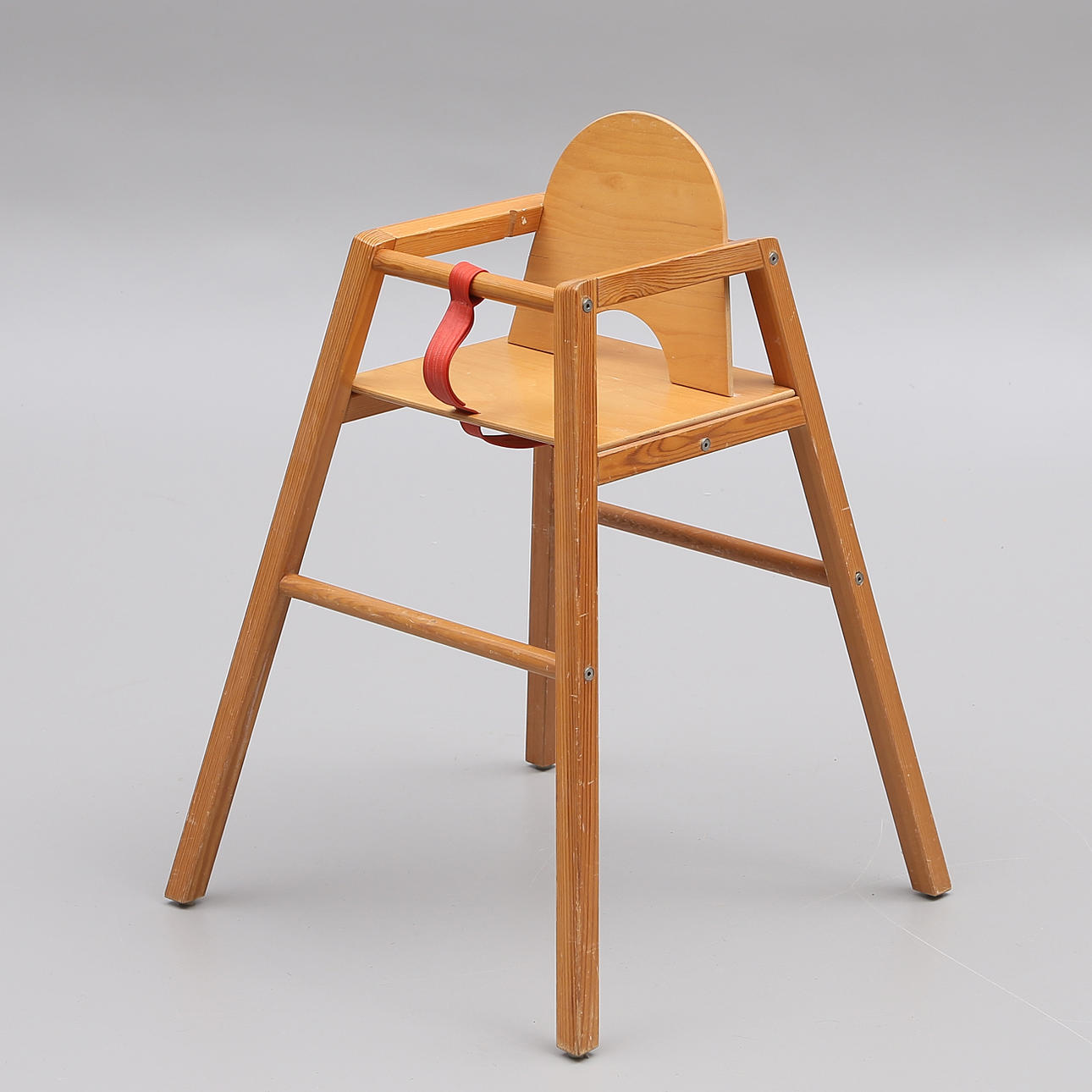 BARNSTOL, trä, 1900-tal. Möbler - Fåtöljer & Stolar - Auctionet