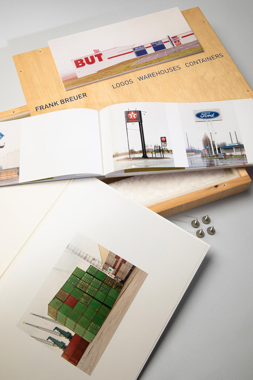 FRANK BREUER. Trälåda Logos Lager Containers 2005 (25-5). Konst ...