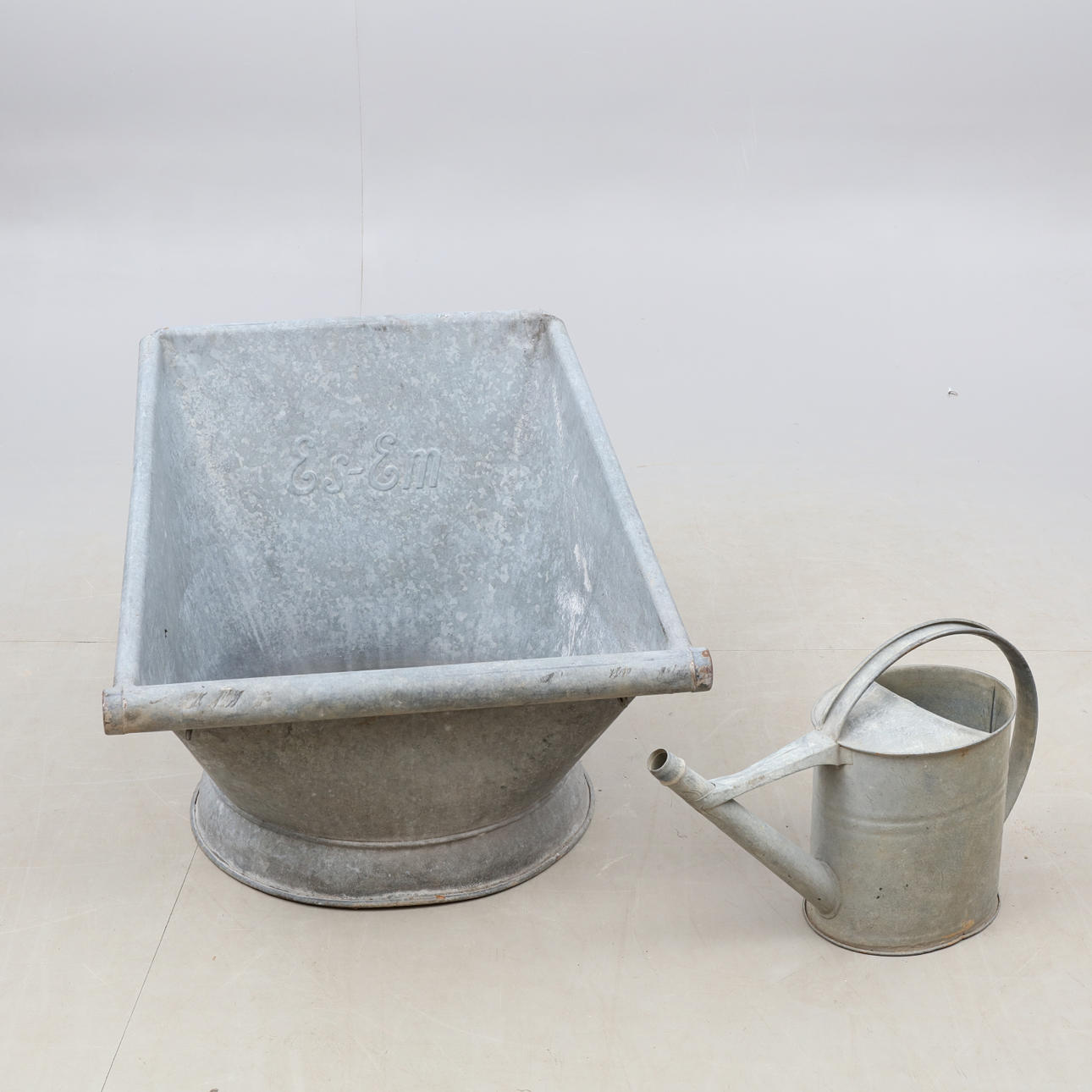 BALJA, samt VATTENKANNA. Silver & Metall - Övriga metallföremål - Auctionet