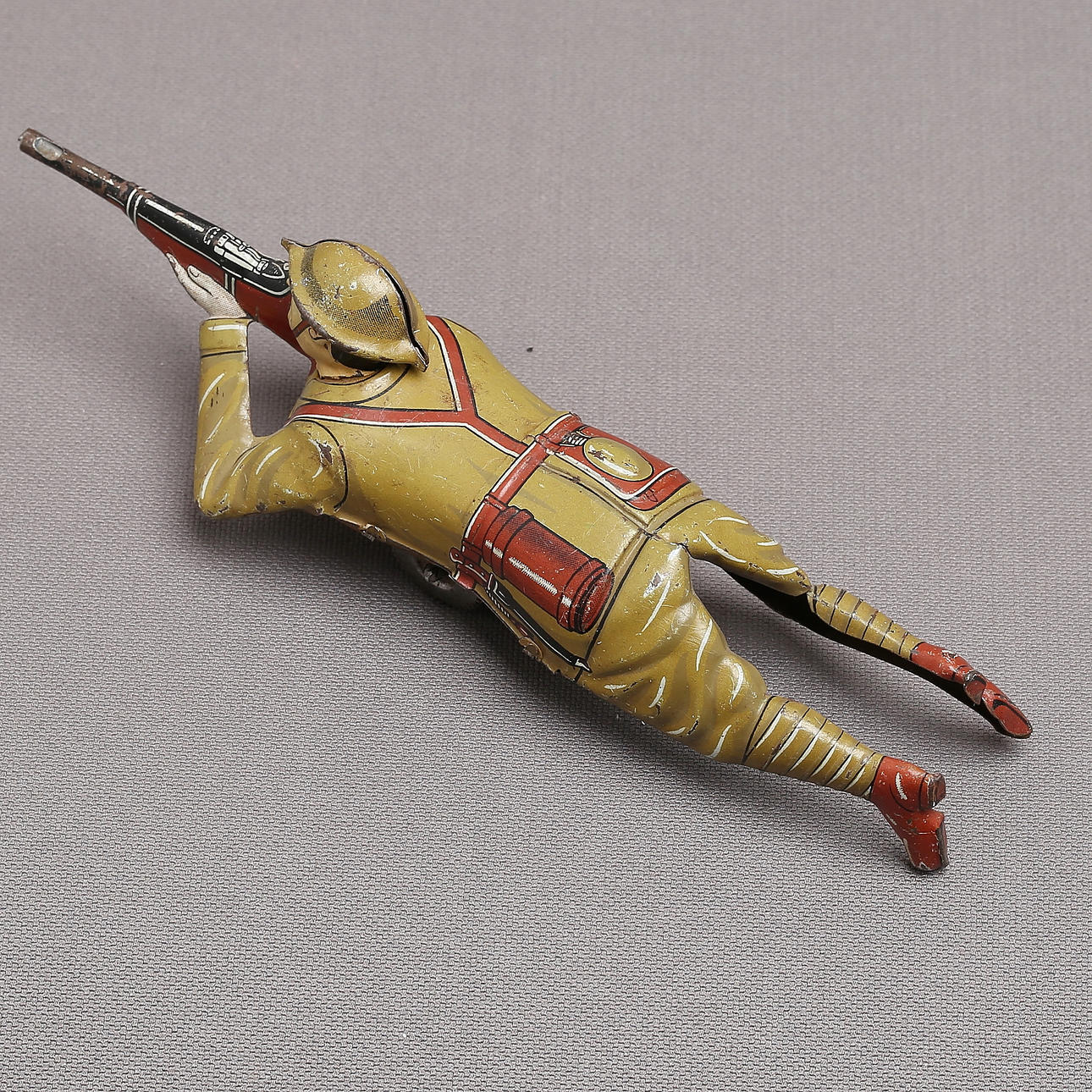 SOLDIER lying down with rifle, plate, clockwork, 1930s, Germany. Toys ...