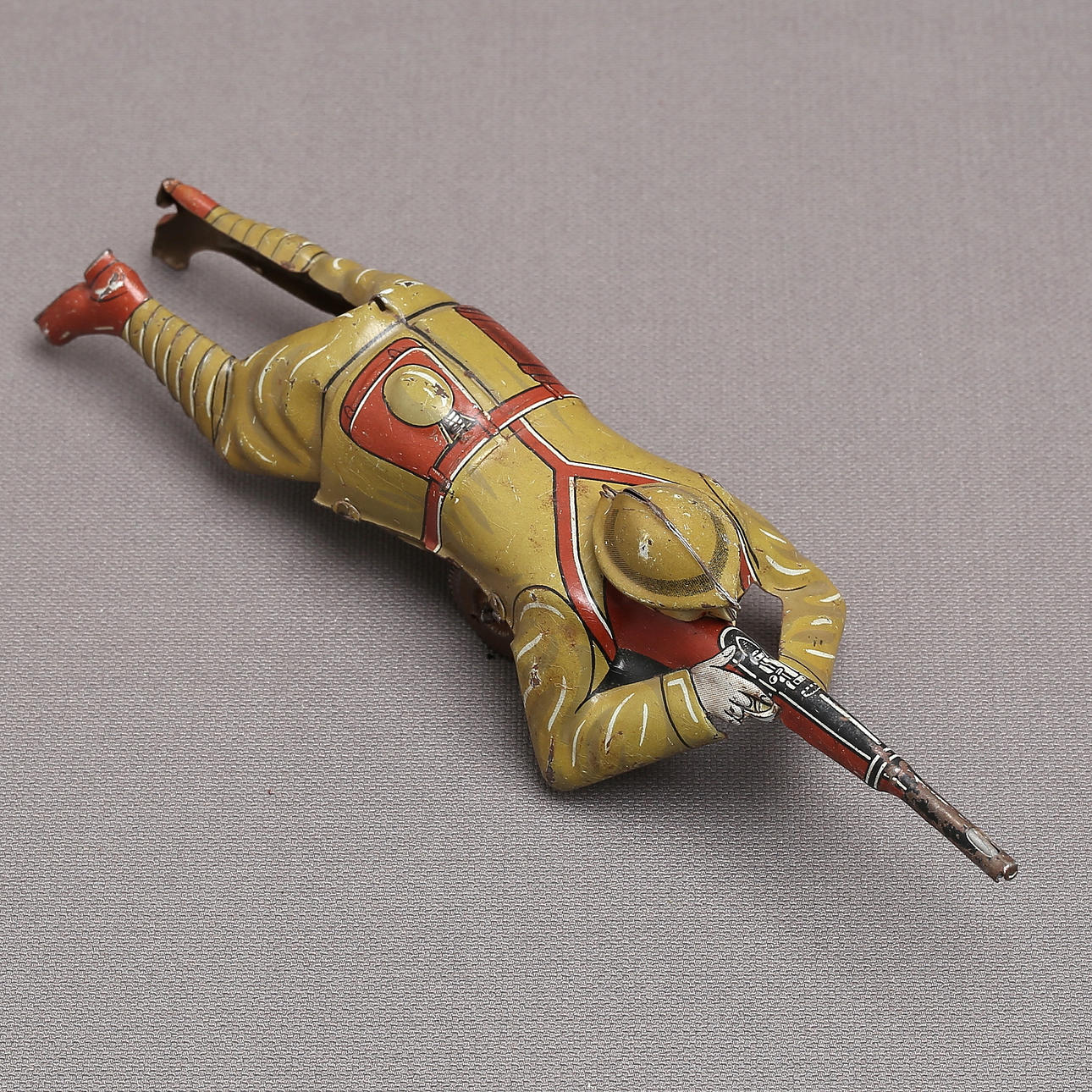 SOLDIER lying down with rifle, plate, clockwork, 1930s, Germany. Toys ...