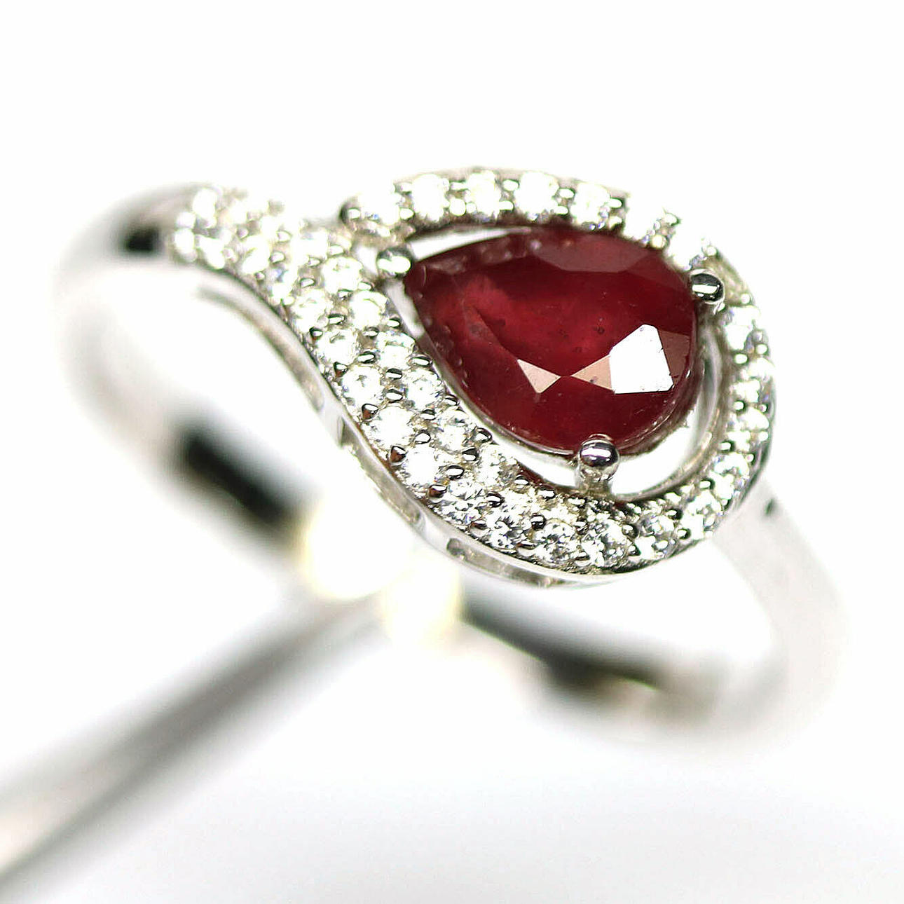 PEAR CUT RUBY RING. Jewellery & Gemstones - Rings - Auctionet