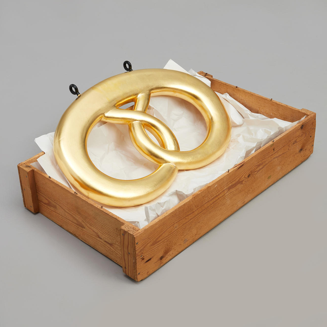 SKYLT, för bageri, Claes Hultberg, i form av kringla, 1930/40-tal, snidat och förgyllt trä ...