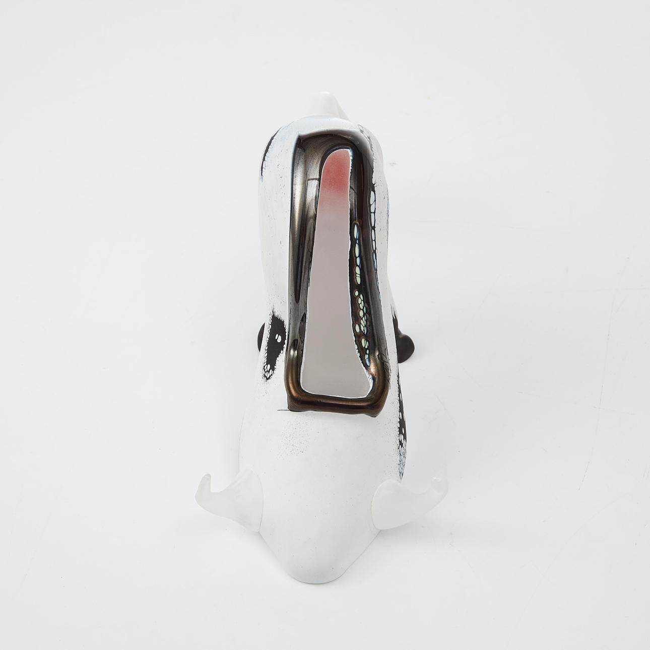 KJELL ENGMAN. Sko/ko, glas, med svart och vit dekor, signerad Kjell ...