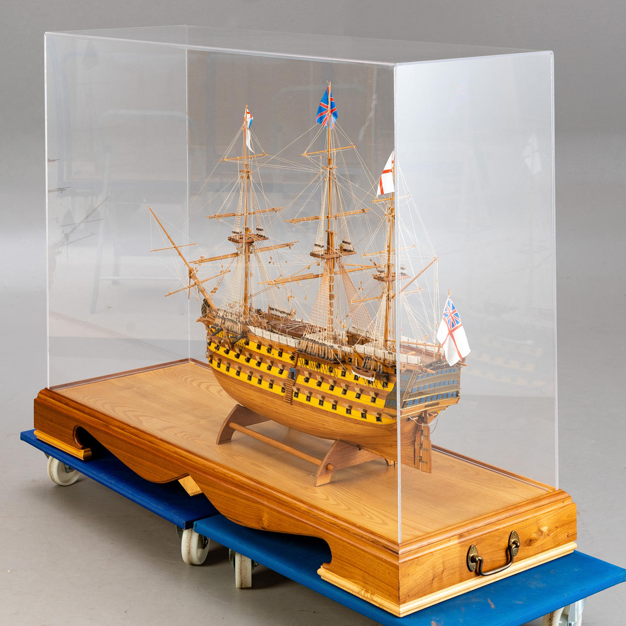 modell av HMS Victory. Samlarföremål - Teknika & Nautika - Auctionet