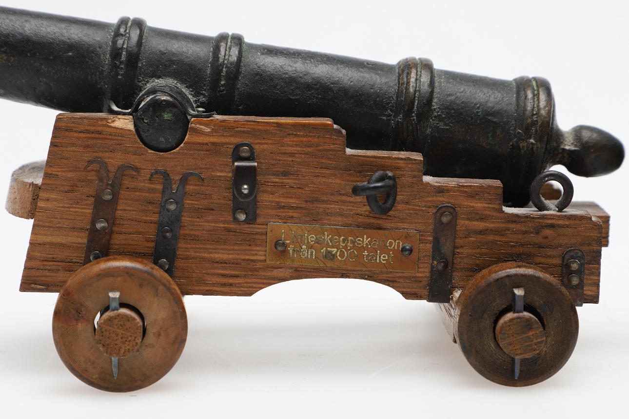 TABLE CANNONS, 2 pcs, bronze & wood, model after a Ship of the Line ...