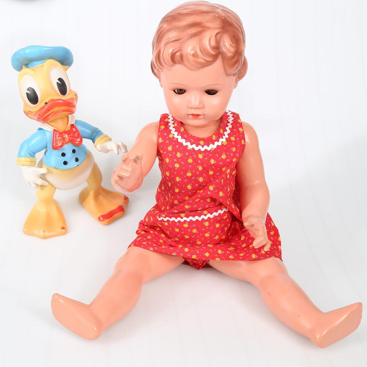 KALLE ANKA, figur, plast ,Walt Disney, märkt 1962, samt docka ...