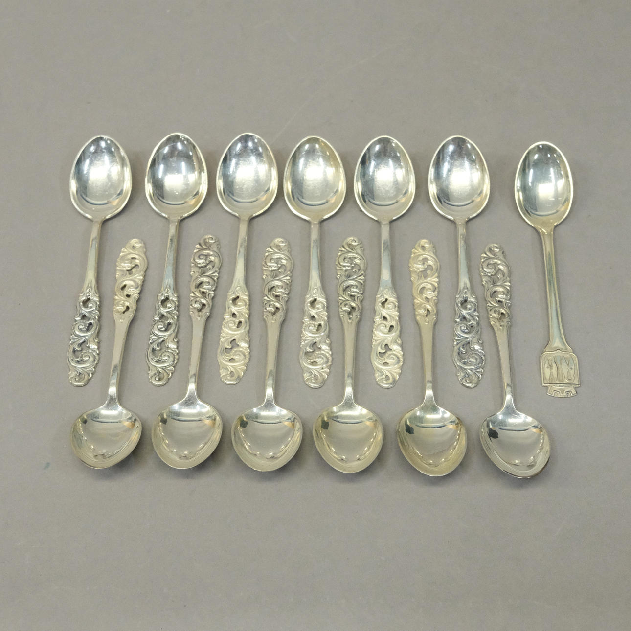SILVERSKEDAR, TOLV SAMT EN. Silver & Metall - Silver - Auctionet