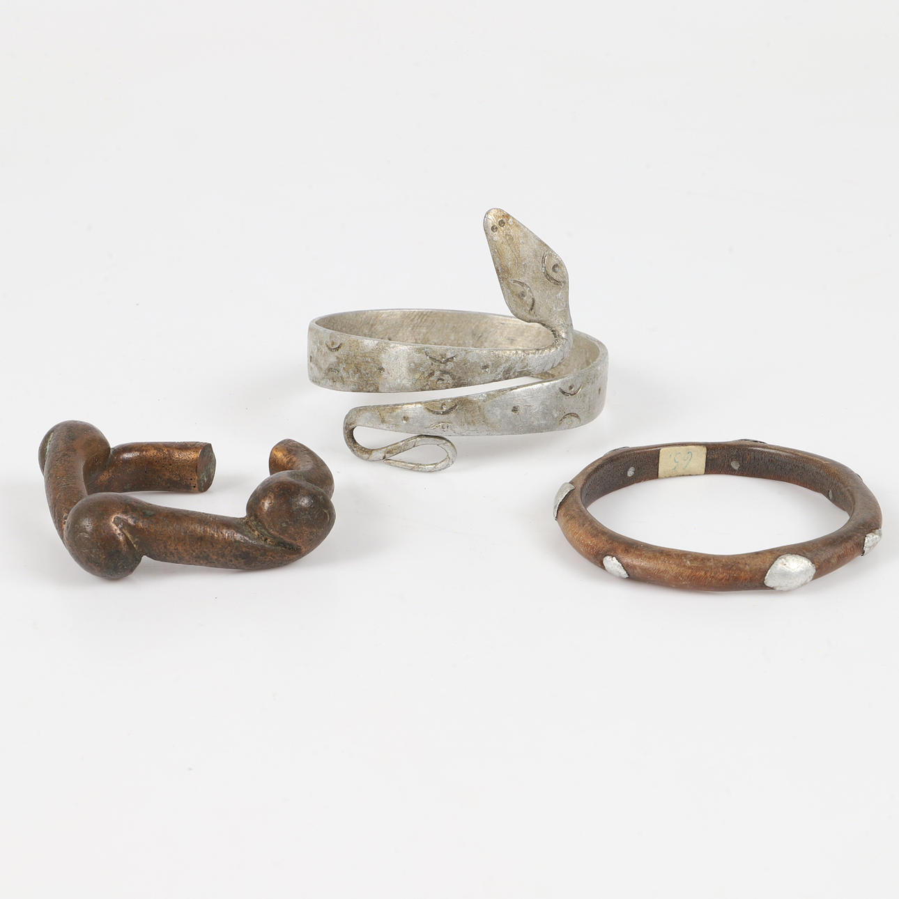 ARMRINGAR, 3 stycken, metall/trä, Afrika. Etnografika - Auctionet
