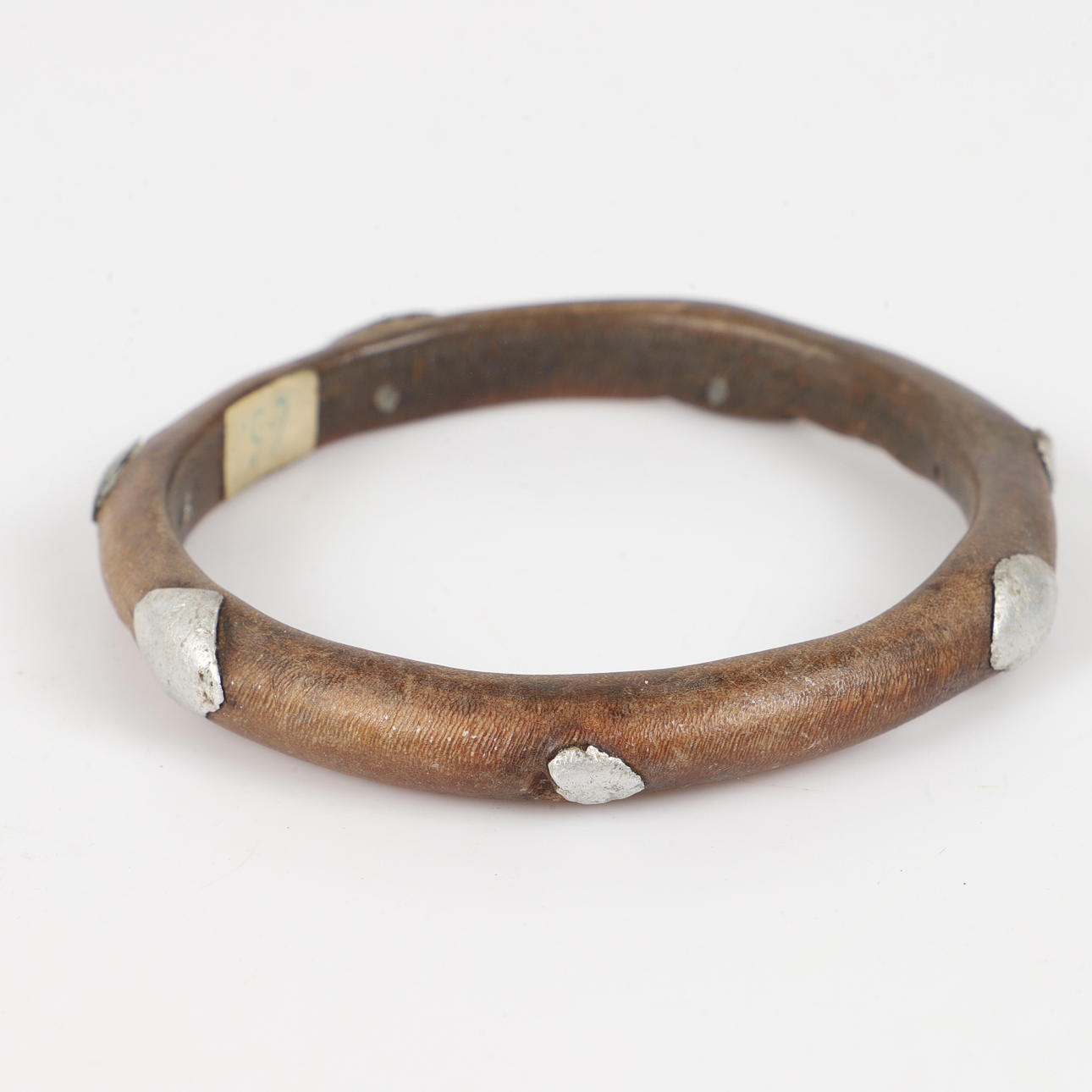 ARMRINGAR, 3 stycken, metall/trä, Afrika. Etnografika - Auctionet