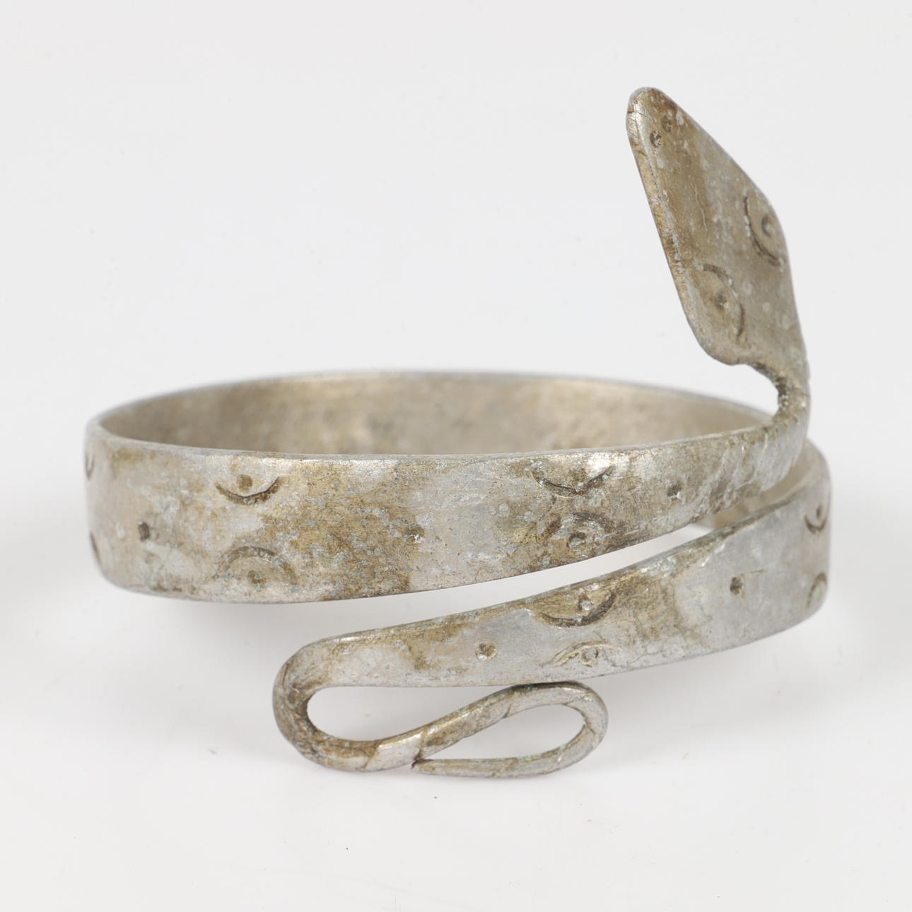 ARMRINGAR, 3 stycken, metall/trä, Afrika. Etnografika - Auctionet